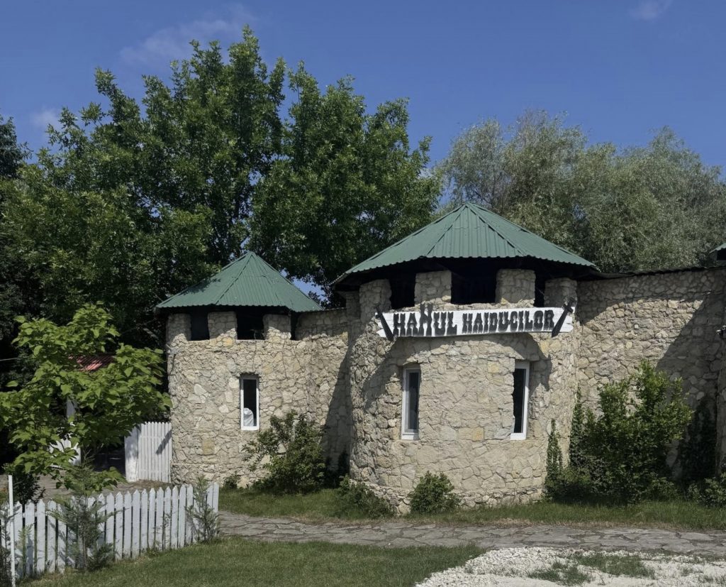 Hanul Haiducilor – farmec rural și cazare modernă în căsuțe A-frame