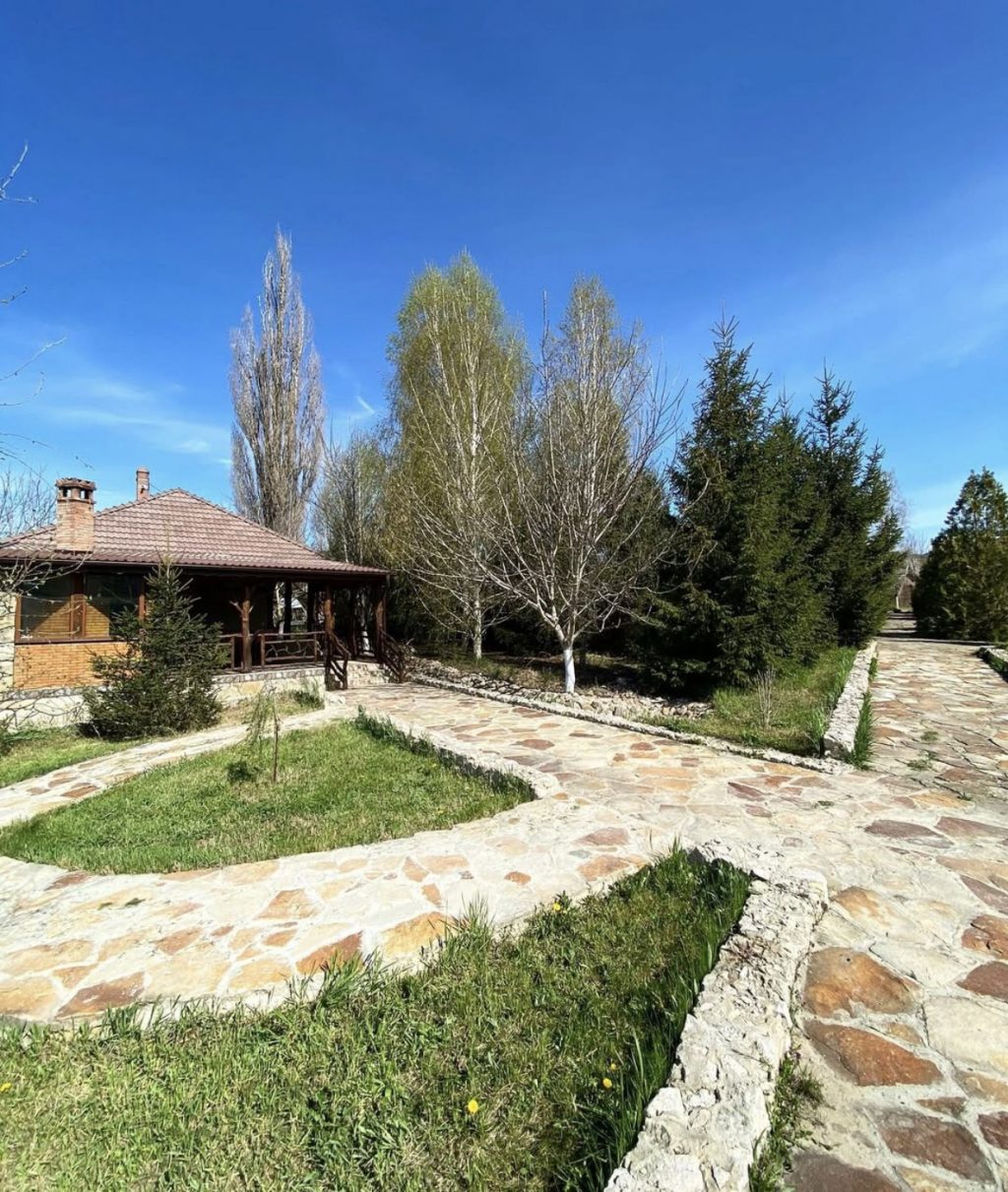 Villa Sano – Cabane rustice, piscine răcoroase și seri liniștite în ...